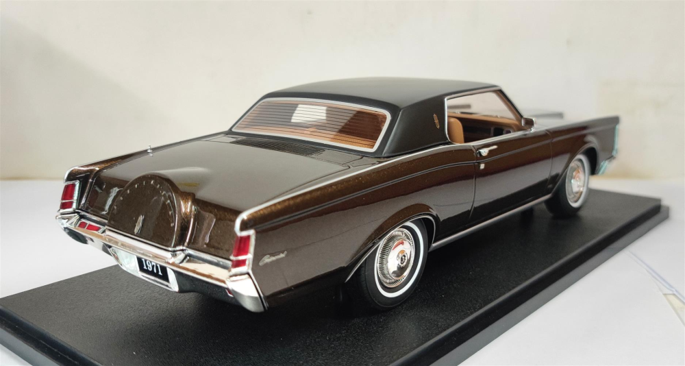 Lincoln Continental Mark III brown met. 1971 1:18 Cult Scale Models